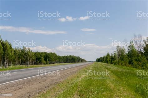 산과 녹색 숲을 가로 질러 가는 아스팔트 도로 나무와 잔디에 그들의 그림자 푸른 하늘과 화창한 여름 날입니다 우랄 풍경 감정에 대한 스톡 사진 및 기타 이미지 Istock