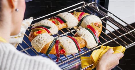 Mujer Mexicana Horneando Una Tradicional Rosca De Reyes O Pastel De