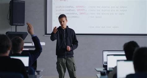 Retrato De Inteligente Chico Hablando Aula Preguntando A Preguntas De Compa Eros De Clase