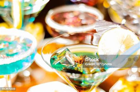 다양 한 알코올 시럽 및 리큐 어를 기반으로 하는 맛있고 다채로운 음료 바텐더의 작품의 독특한 효과 각얼음에 대한 스톡 사진 및 기타 이미지 Istock