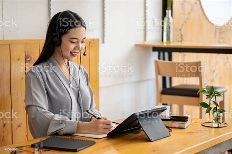 카페 온라인 학습 개념에서 태블릿으로 작업하는 헤드폰을 착용하는 매력적인 젊은 아시아 여성 거실에 대한 스톡 사진 및 기타 이미지 거실 경영자 경제 Istock