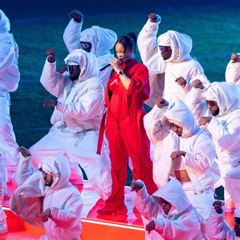 Were Still Confused About Rihannas Super Bowl Dancers
