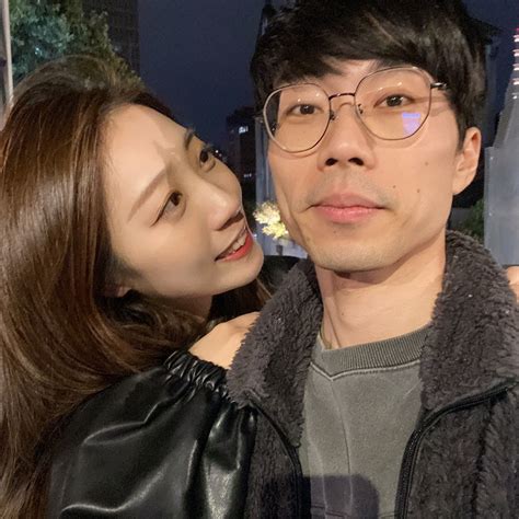 紅果汁 Red Juice 紅果汁快訊 可愛的封面人物 那個不敢在鏡子裡正視自己的臉的小小 還有拿著一把吉他 髮色挑染得很好的阿德 以及小小最要好的好朋友 紙片正妹小曉 到底會