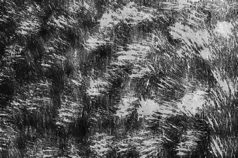 검정 수채화 배경에 그려진 흰색 잉크 브러시 스트로크 프리미엄 사진