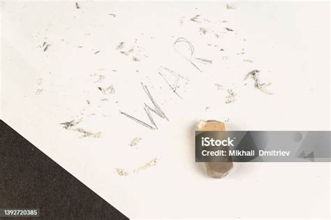 지우개로 반쯤 지워진 것은 War라는 단어입니다 백서에 손으로 쓴 단어 0명에 대한 스톡 사진 및 기타 이미지 0명 3가지 개체 검은색 Istock