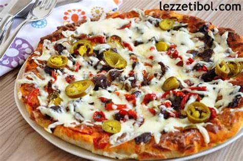 Domates Soslu Antrikot Etli Pizza Ve Şeftalili Badem Kaplı Tart Lezzetibol