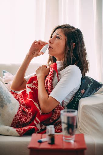 비강 스프레이를 사용하는 아픈 여자 35 39세에 대한 스톡 사진 및 기타 이미지 35 39세 감기와 독감 개념 Istock