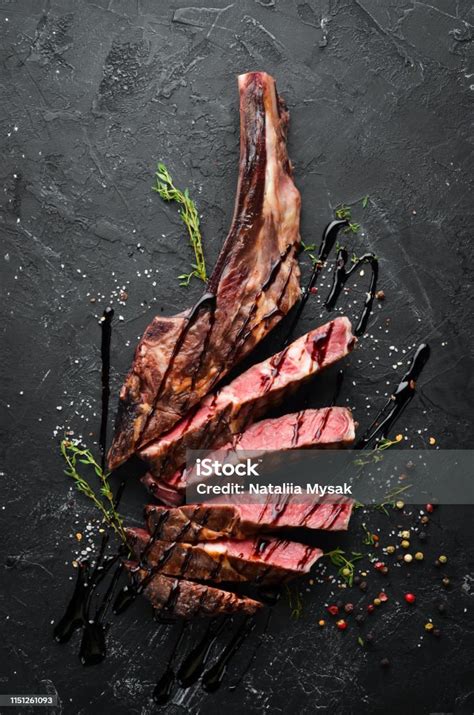 나무 배경에 뼈 슬라이스 허브와 향신료 그릴 스테이크 바베 큐 평면도 텍스트를 위한 여유 공간 갈비 스테이크에 대한 스톡 사진 및 기타 이미지 Istock