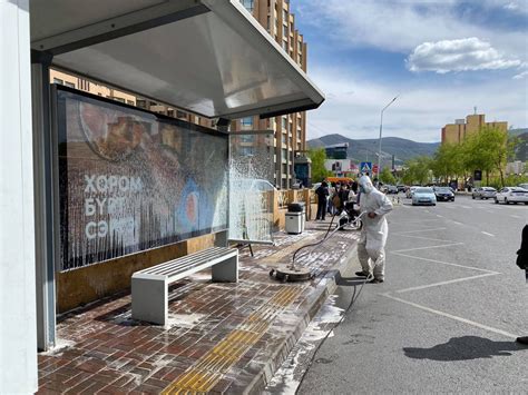 Автобусны буудлын сандал хогийн сав ТҮЦ үүдийг угааж цэвэрлэж байна