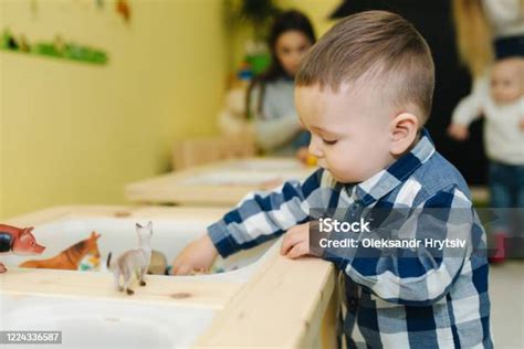 귀여운 아이 1 세 보육에서 함께 재생합니다 사랑스러운 어린 아이들이 학습 개발에 대한 스톡 사진 및 기타 이미지 개발