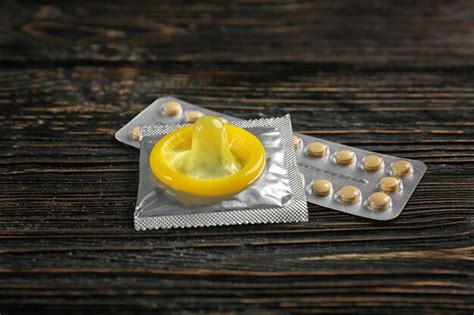 Preservativos e pílulas anticoncepcionais no conceito de contracepção