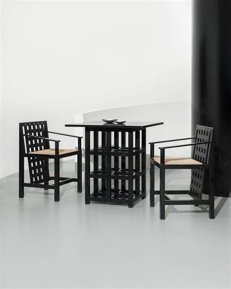 원오디너리맨션 빈티지가구 때로 변혁은 가장자리에서 출발하기도 합니다 휩쓸리기 쉬운 강 중앙보다는 유속이 느린 기슭에서 거리를 둘 때 비로소 물의 흐름을 더 정확히