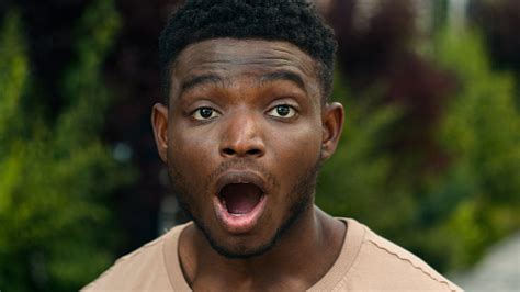 닫기 혼혈 사람 입을 벌리고 충격으로 크게 놀라운 반응 충격 충격 표정 놀람 어리둥절한 놀란 놀람있는 남성 얼굴 예기치 않은 뉴스 아프리카 계 미국인 남자 놀람 도시에서