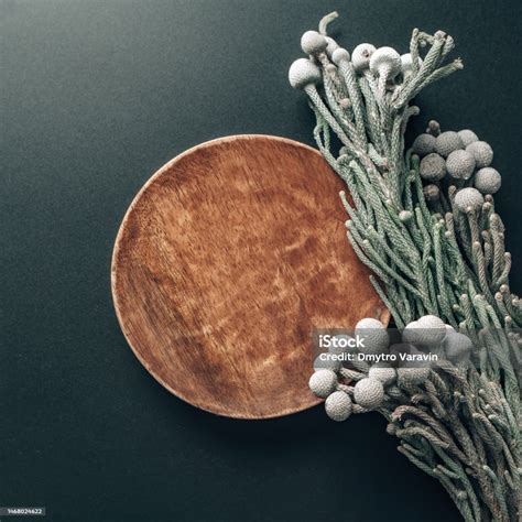 빈 원형 나무 접시와 브루니아 꽃으로 만든 제품 프레젠테이션 장면 0명에 대한 스톡 사진 및 기타 이미지 0명 강단 공란 Istock