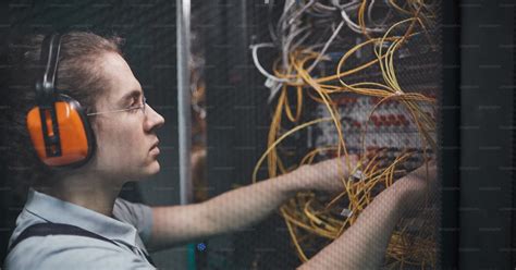 데이터 센터 복사 공간에서 유지 보수 작업 중 서버실에서 케이블을 연결하는 젊은 네트워크 엔지니어의 측면 모습 사진 Unsplash의 사람 이미지