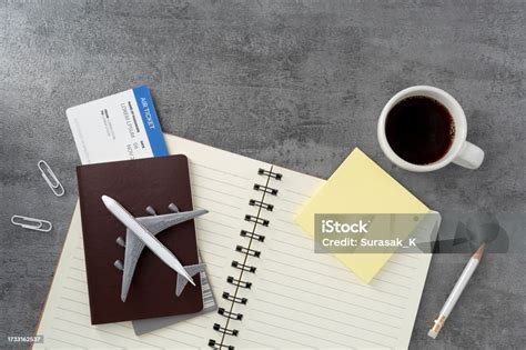 탑승권과 돌 질감 배경에 있는 노트가 있는 여권 관광과 여행 개념 평면도 플랫 레이 0명에 대한 스톡 사진 및 기타 이미지 0명 개념 개념과 주제 Istock