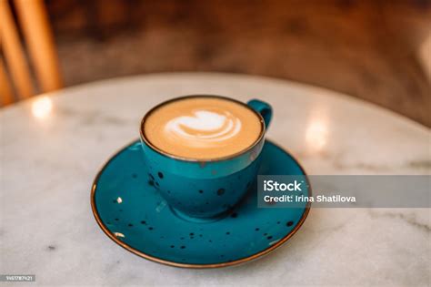 카푸치노 커피 한 잔과 아름다운 하트 라떼 아트 시티 카페 숍 발렌타인 데이 컨셉 0명에 대한 스톡 사진 및 기타 이미지 0명 갈색 개념 Istock