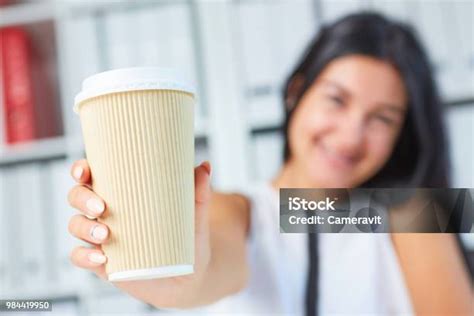그의 손에 커피 소녀 보여주는 종이 컵 닫습니다 미국 종이 에코 컵 실내에서 커피를 마시는 여자 가까운에 대한 스톡 사진 및