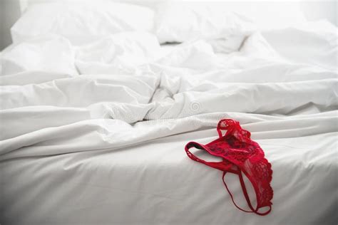 Calcinha Na Folha De Cama Branca Foto De Stock Imagem De Negligente