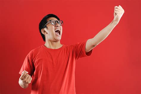 젊은 아시아 남자는 행복하고 흥분 승리 제스처를 표현 성공및 축하 25 29세에 대한 스톡 사진 및 기타 이미지 25 29세 경외감 고립 색상 Istock