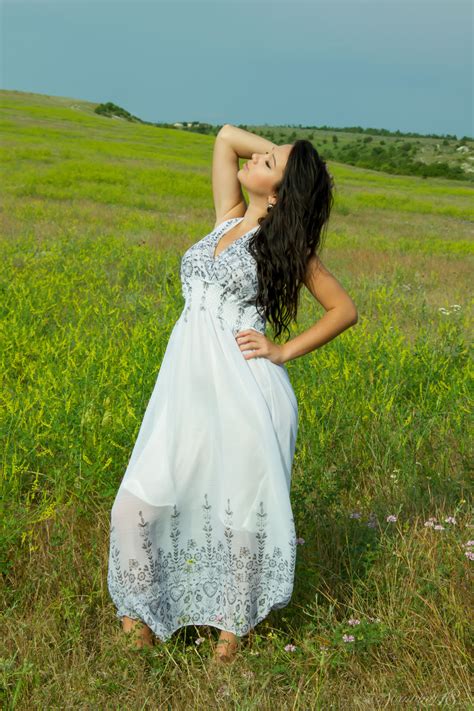 AMATEUR GIRL Stunning Cara Sun In The Field Cara Q