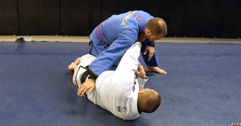 How To Stop The Knee Slice Pass Mmaleechcom