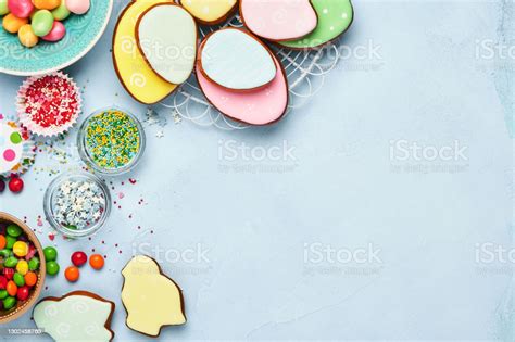 부활절 베이킹 배경 부활절 에이스터 멀티 컬러 진저 브레드 사탕과 과자 토핑 은 파란색 배경에 드레싱 축하 배경 개념 텍스트 공간입니다 가루로 빻은에 대한 스톡 사진 및