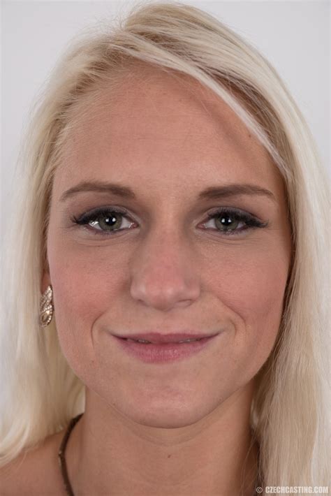 A Loira Sorridente Tira As Calças De Ganga E A Cueca Fio Dental Preta