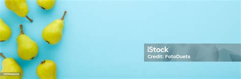 밝은 파란색 테이블 배경에 아름다운 신선한 녹색 배 파스텔 색상 근접 촬영 과일 넓은 배너 텍스트의 빈 장소입니다 하향 보기 개념에 대한 스톡 사진 및 기타 이미지 Istock