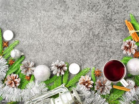 홍차와 함께 크리스마스와 새 해 복 많이 받으세요 배경입니다 상위 뷰 복사 공간 군사 스타일입니다 전나무 가지 실버 콘크리트 0명에 대한 스톡 사진 및 기타 이미지 Istock