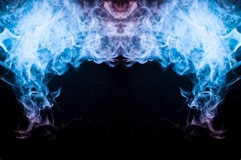 분홍색의 배경 파란색과 흰색 물결 연기 귀신의 머리의 모양 또는 검은색 신비로운 외모의 남자에 접지 절연 밝은 추상 패턴 Vape에서 증기의 검은색에 대한 스톡 사진 및