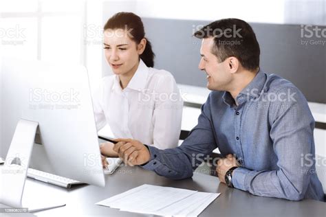 현대 사무실에서 컴퓨터로 일하는 쾌활한 미소 사업가와 여성 회의 또는 직장에서 헤드 샷 팀워크 파트너십 및 비즈니스 컨셉 18 19세에 대한 스톡 사진 및 기타 이미지