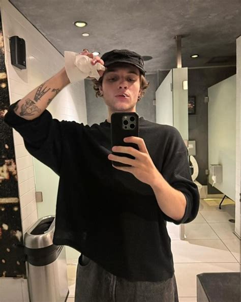 The Slutty Mirror Pics In The Bathroom Alesturniolos On Tumblr