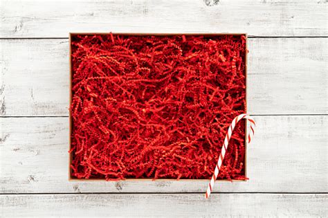 흰색 나무 배경에 빨간 파쇄 종이선물 상자를 열었습니다 플랫 레이 상단 보기 제품 교체를 위한 상자입니다 크리스마스 12월에 대한 스톡 사진 및 기타 이미지 Istock