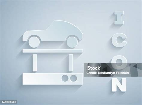 회색 배경에 격리 된 리프트 아이콘에 종이 절단 수리 자동차 하체 서스펜션 휠 및 엔진 수리 종이 아트 스타일입니다 벡터