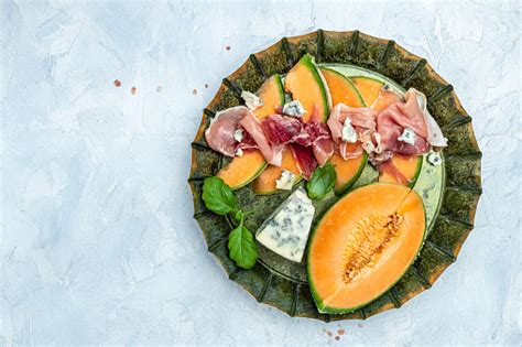 달콤한 멜론과 햄을 곁들인 전채 Dorblu 스틸턴 유제품 블루 치즈 로크포르 고르곤졸라 로크포르 캄보졸라 음식 레시피 배경 0