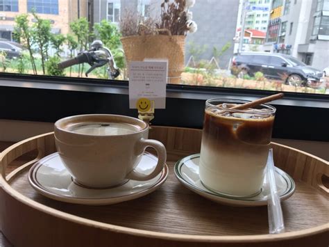 점심먹고 커피 한 잔의 여유를 즐기며 창 밖에는 바람이~~ 사라마라 캐시피드