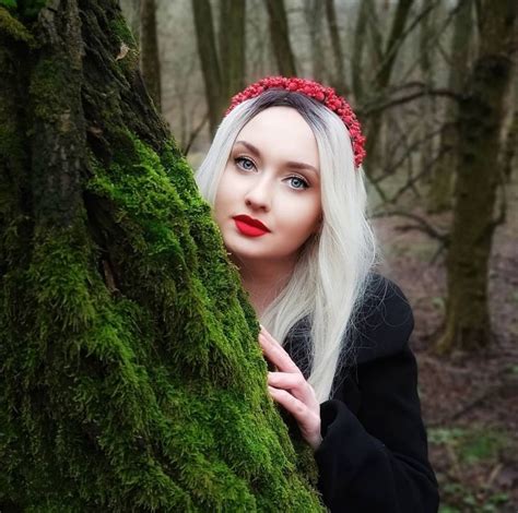 Девушка в лесу Winter Hats Fashion Hats