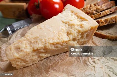 정통 파르미지아노 레지아노 또는 파르메산 이탈리안 하드 세분화치즈 1개 0명에 대한 스톡 사진 및 기타 이미지 0명 강판