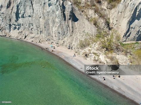 아름 다운 화창한 날 공중 Bluffs 사람들과 아래 해변 보기 물 위에 호수를 따라 석회암으로 형성 된 절벽의 새 눈 전망