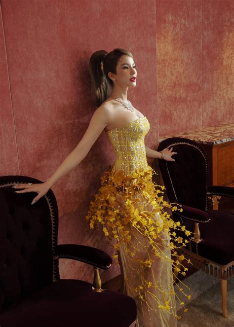 Diệp Lâm Anh Quyến Rũ Nồng Nàn Với Mốt Váy Cúp Ngực