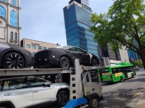 위장막 쓰고 탁송 중인 토요타 크라운 크로스오버 스파이샷