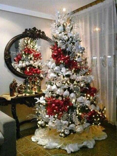 Arbol De Navidad En Plata Y Rojo Christmas Wreaths Christmas Tree