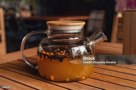 카페의 유리 주전자에 바다 갈매나무와 따뜻한 차 추운 가을이나 겨울 날씨에 따뜻한 차 0명에 대한 스톡 사진 및 기타 이미지 0명 가을 갈매나무 Istock