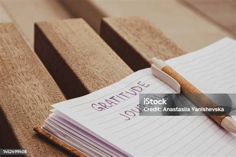 나무 벤치에 감사 일기 쓰기 오늘 나는 감사한다 자기 발견 저널 자기 반성 창의적 글쓰기 자기 성장 개인 개발 개념 웰빙 영적 건강 마음 챙김 전체론적 건강 관행