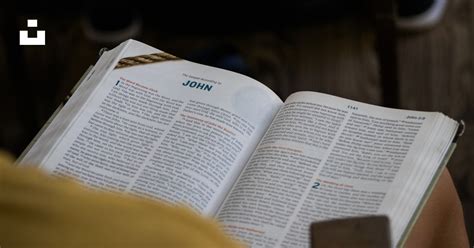 한 사람이 바닥에서 책을 읽고 있다 사진 Unsplash의 무료 회색 이미지