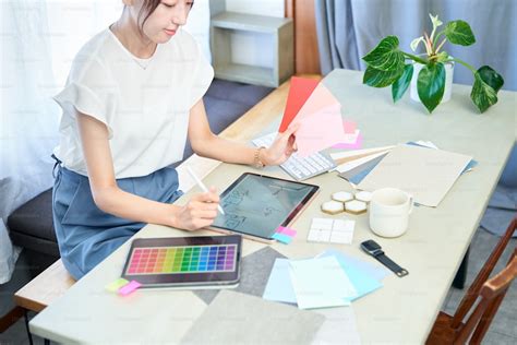 코디에 대해 생각하는 여성 인테리어 디자이너 사진 Unsplash의 재택근무 이미지