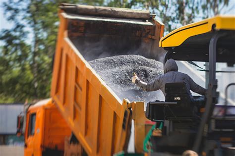 도로 건설 및 수리 작업 중 아스팔트 포장 기계 및 증기 도로 롤러 아스팔트 및 포장 과정 새로운 도로 건설 현장에서 일하는