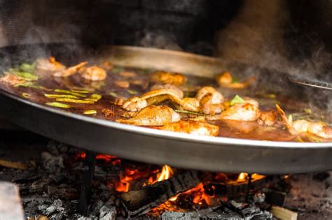 Matlagning Och Danande En Traditionell Spansk Paella Ver Ppen Brand