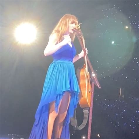 Taylor Swift Halts Concert To Fix Major Wardrobe Malfunction